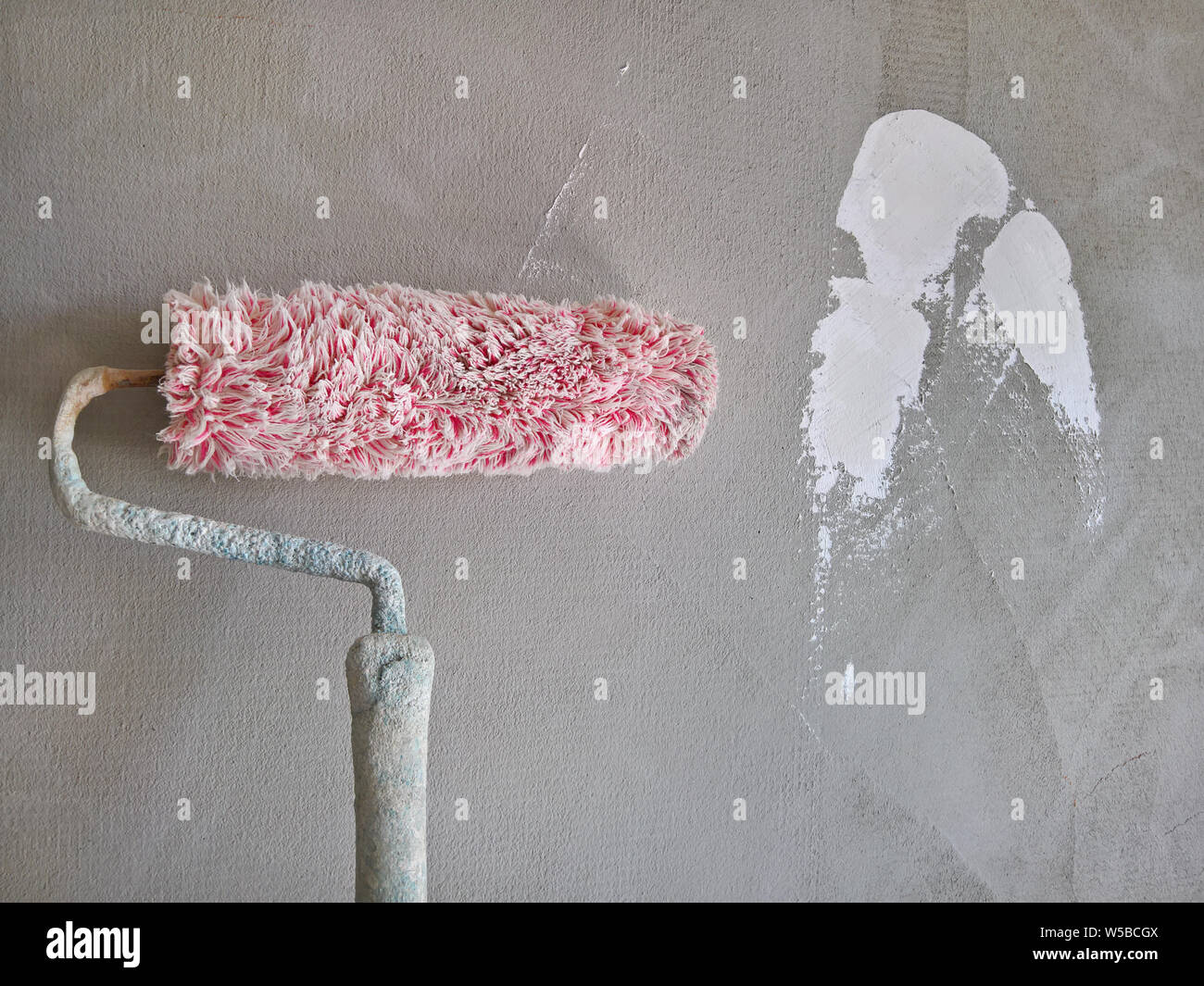 Old used paint roller with handler Stock Photo - Alamy