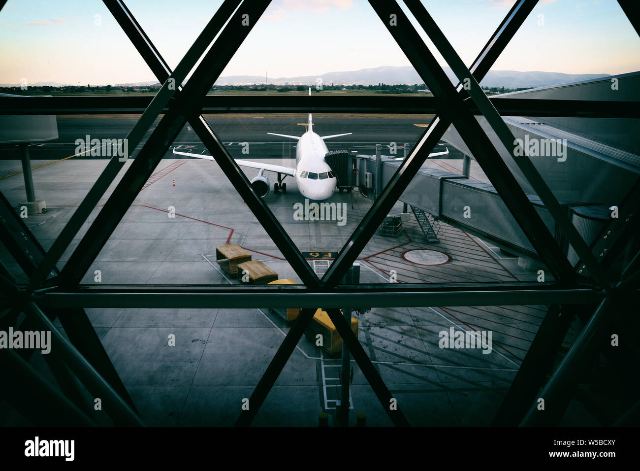 Passengers getting off plane hi-res stock photography and images - Alamy