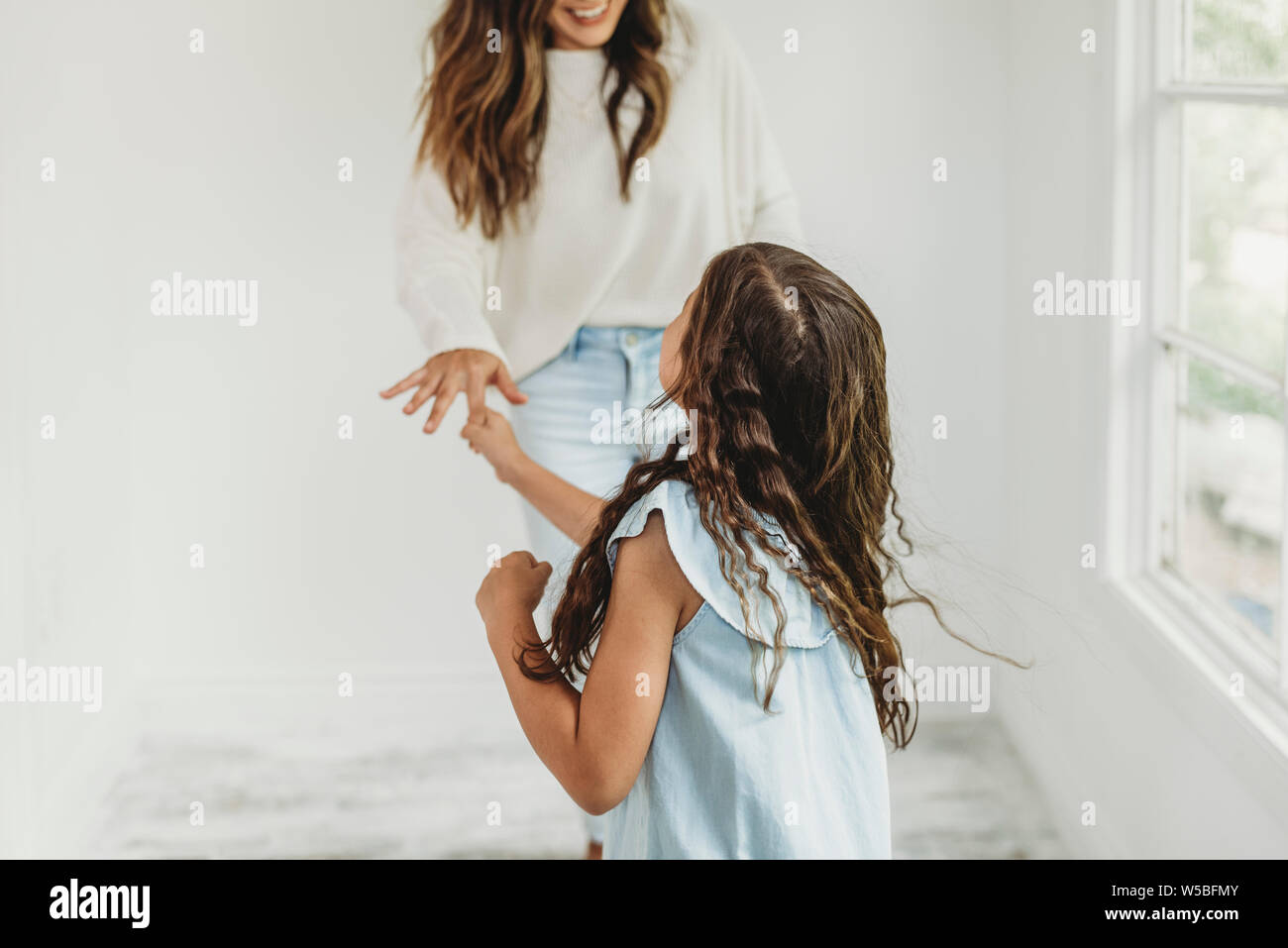 Mom daughter dancing hi-res stock photography and images - Alamy
