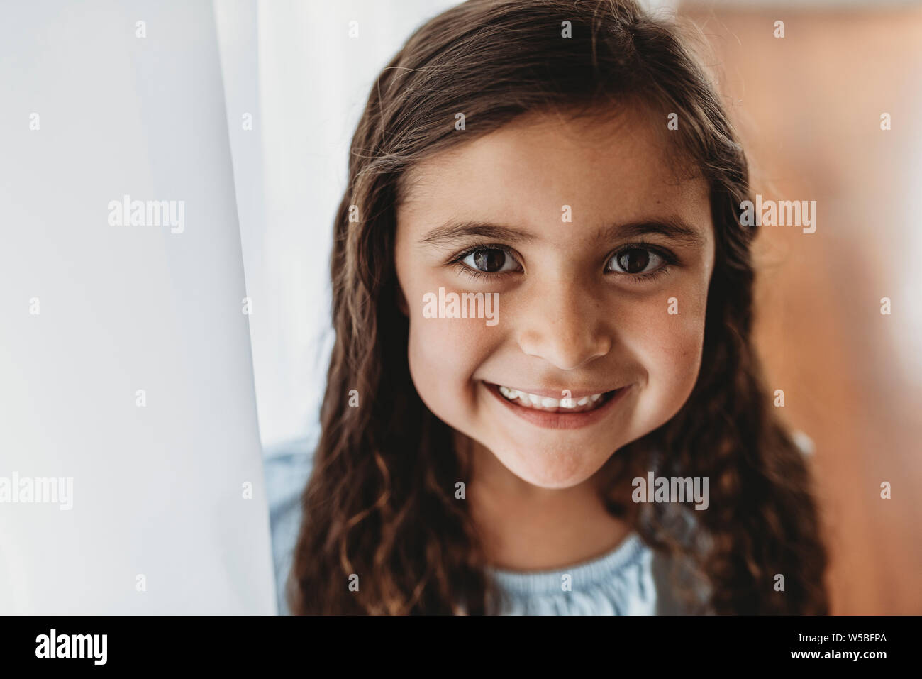 Hispanic child smiling hi-res stock photography and images - Alamy