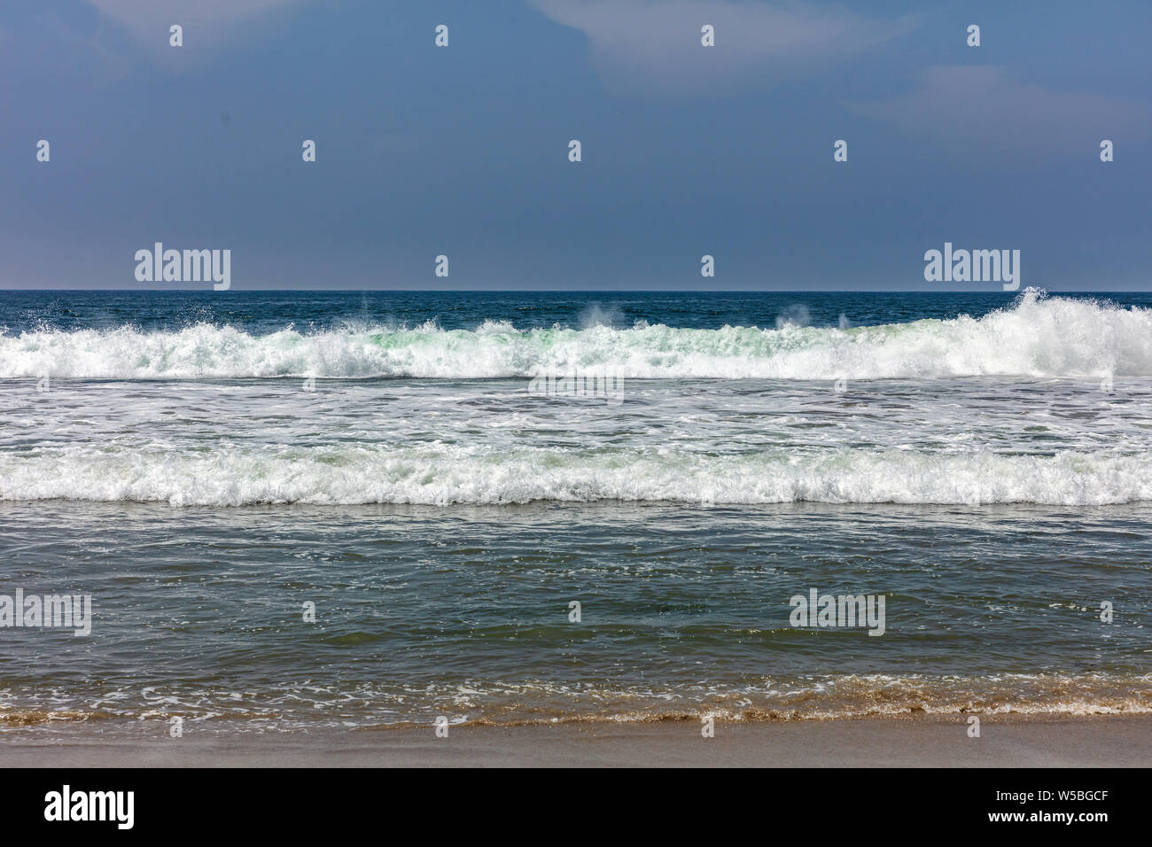 Empty sandy beach ocean waves hi-res stock photography and images - Alamy