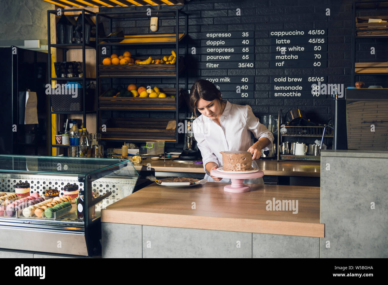 Cake showcase hi-res stock photography and images - Alamy