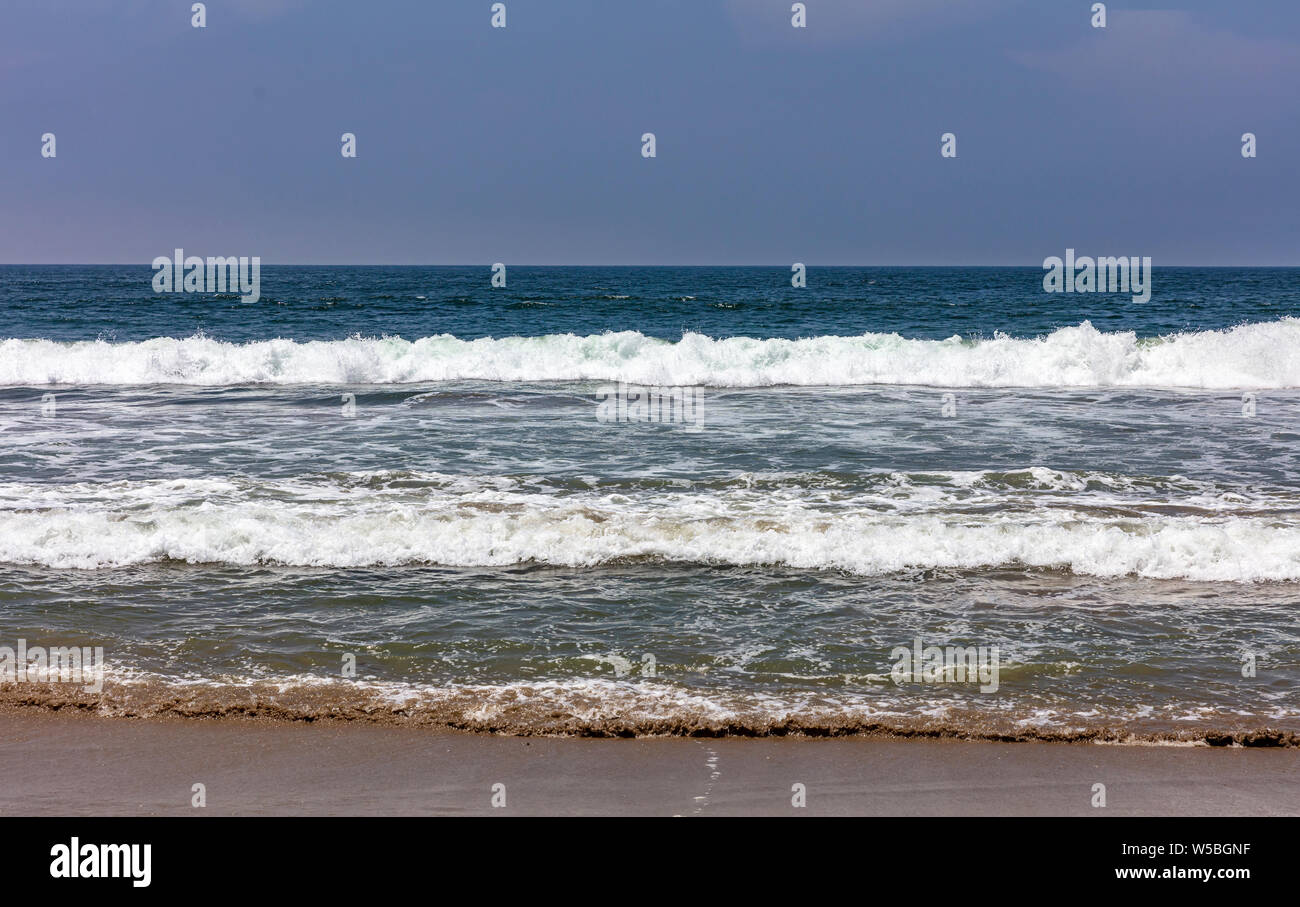 Empty sandy beach ocean waves hi-res stock photography and images - Alamy