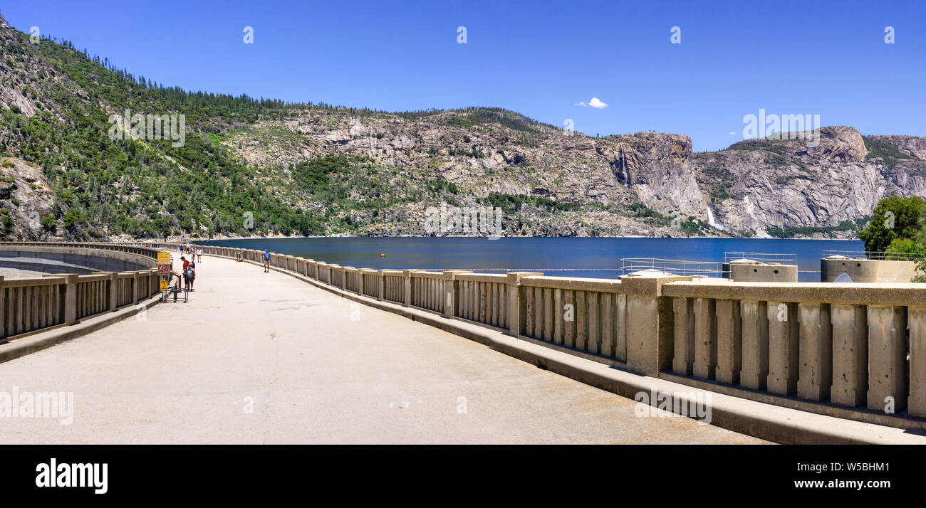 Paved road on top of O'Shaughnessy Dam; Hetch Hetchy Reservoir visible ...