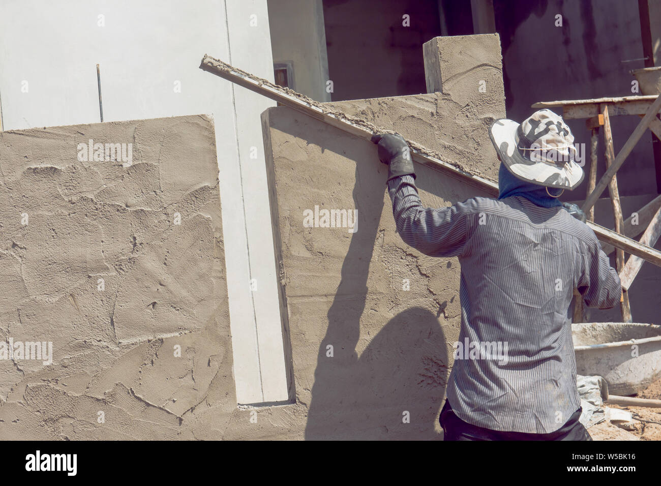 Builder using plastering tool hi-res stock photography and images - Alamy