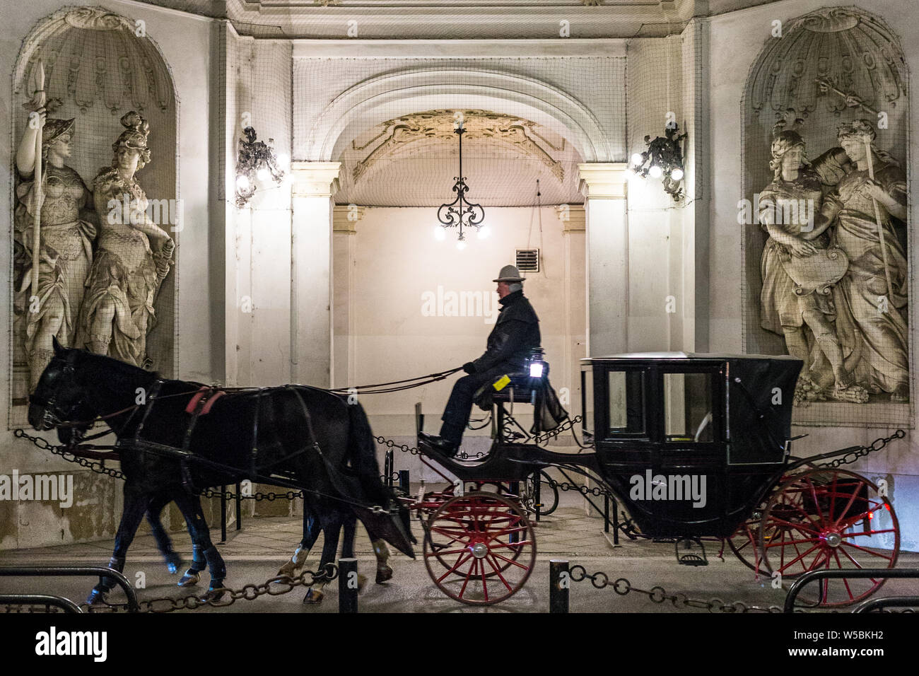 Empty horse drawn carriage hi-res stock photography and images - Alamy