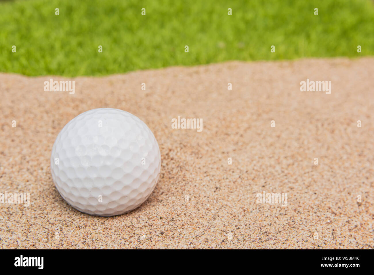Golf ball in sand bunker hi-res stock photography and images - Alamy