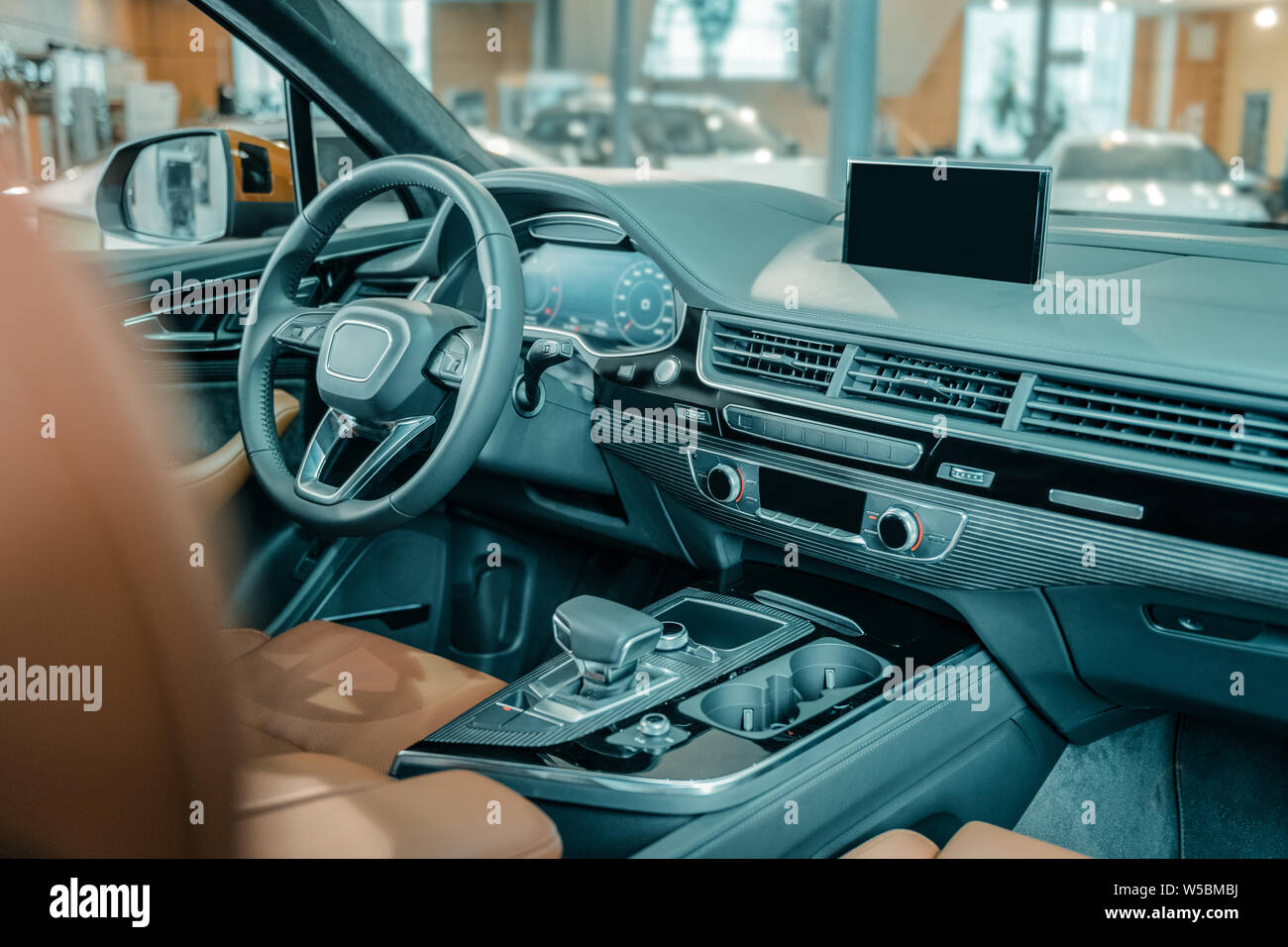 Car showroom empty hi-res stock photography and images - Alamy