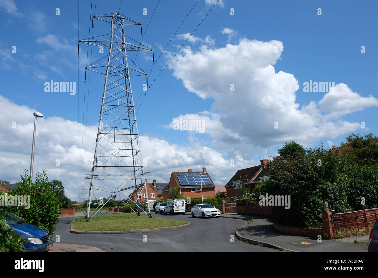 Electric pylons in uk hi-res stock photography and images - Alamy