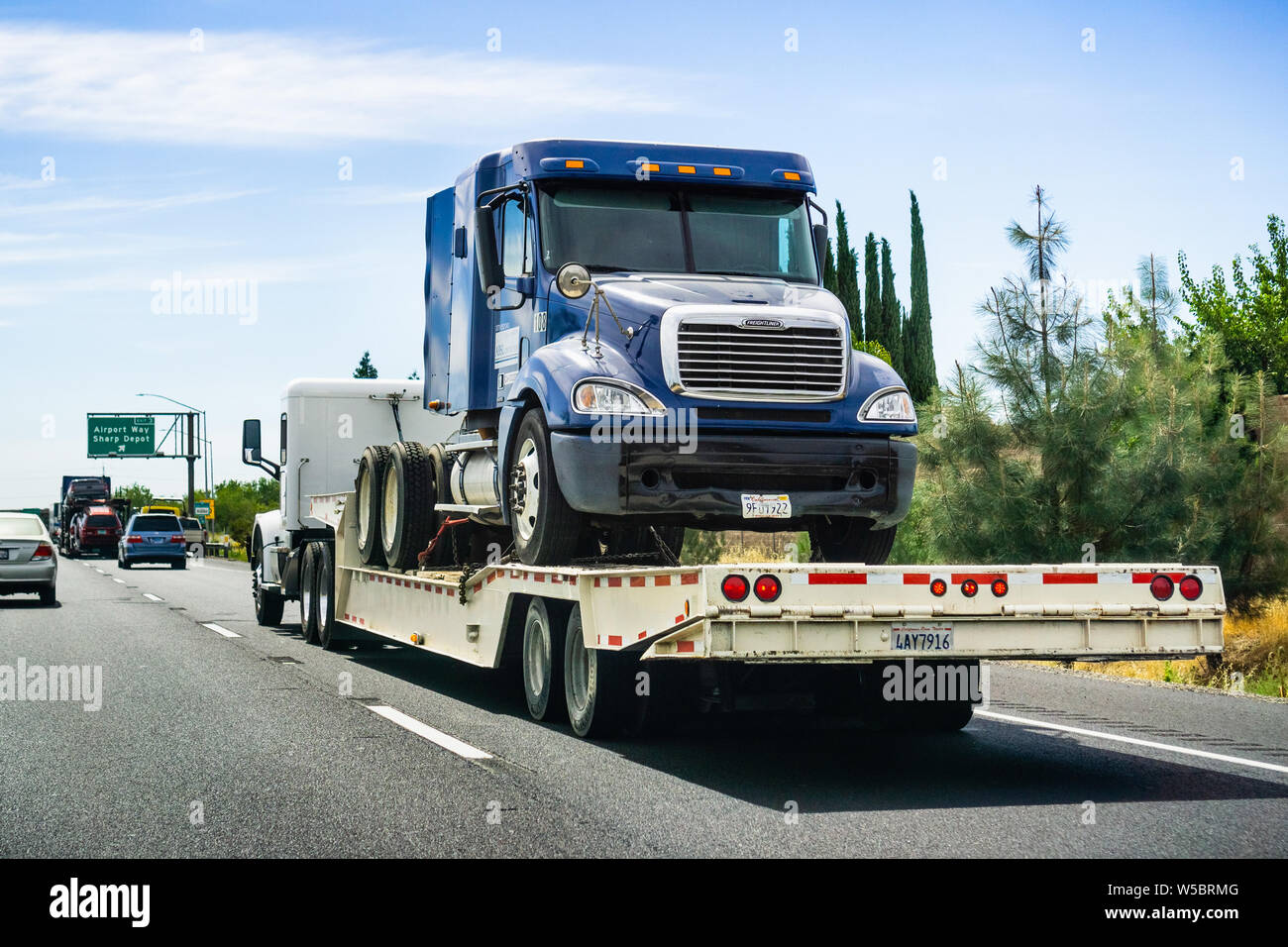 Towing truck delivery hi-res stock photography and images - Alamy