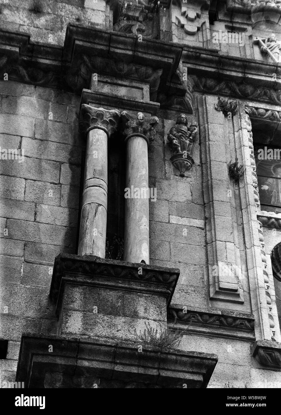 COLUMNAS PAREADAS CON CAPITELES CORINTIOS DE LA IGLESIA DE SANTA MARIA ...