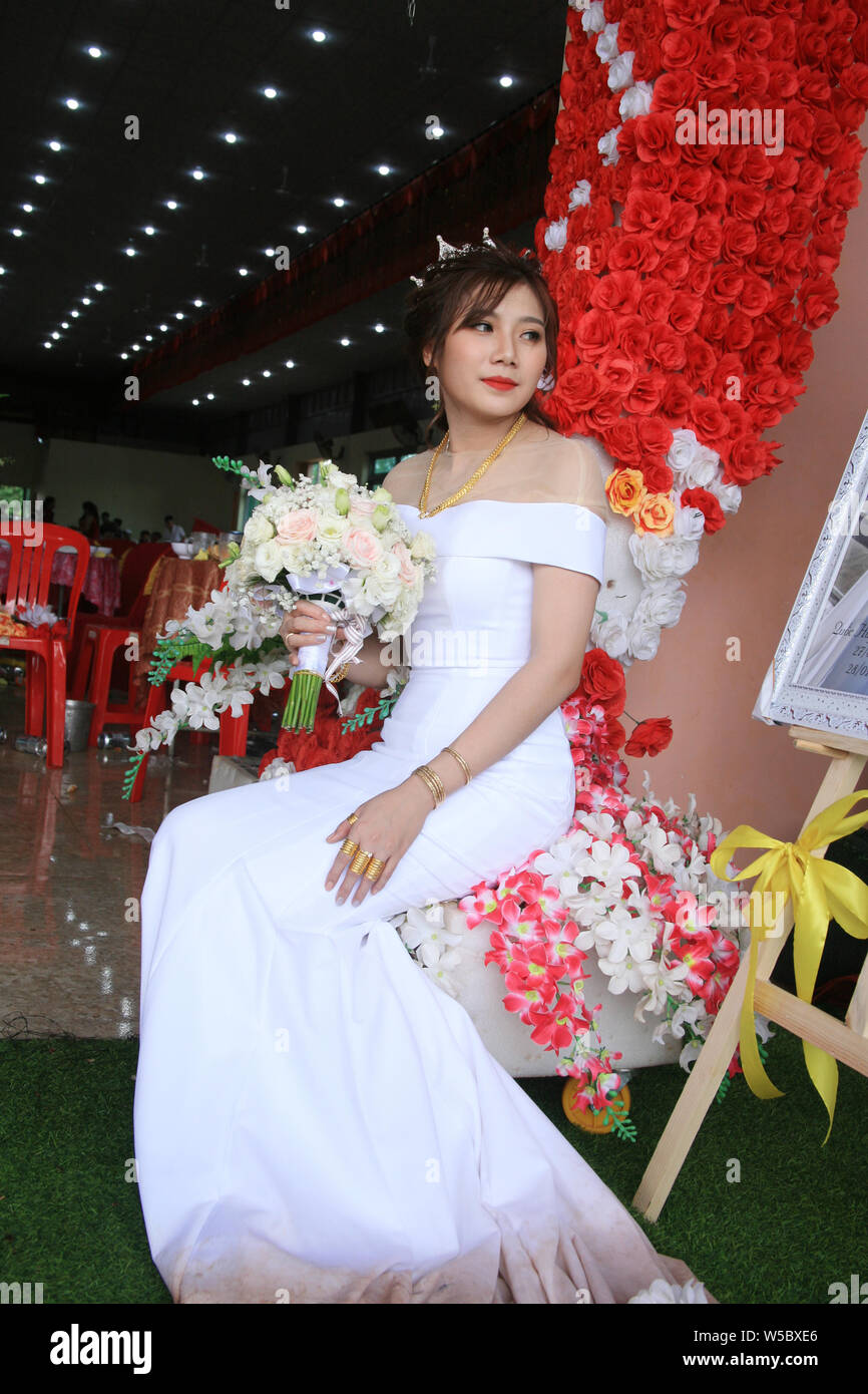 photo of beautiful bride wearing wedding dress Stock Photo - Alamy