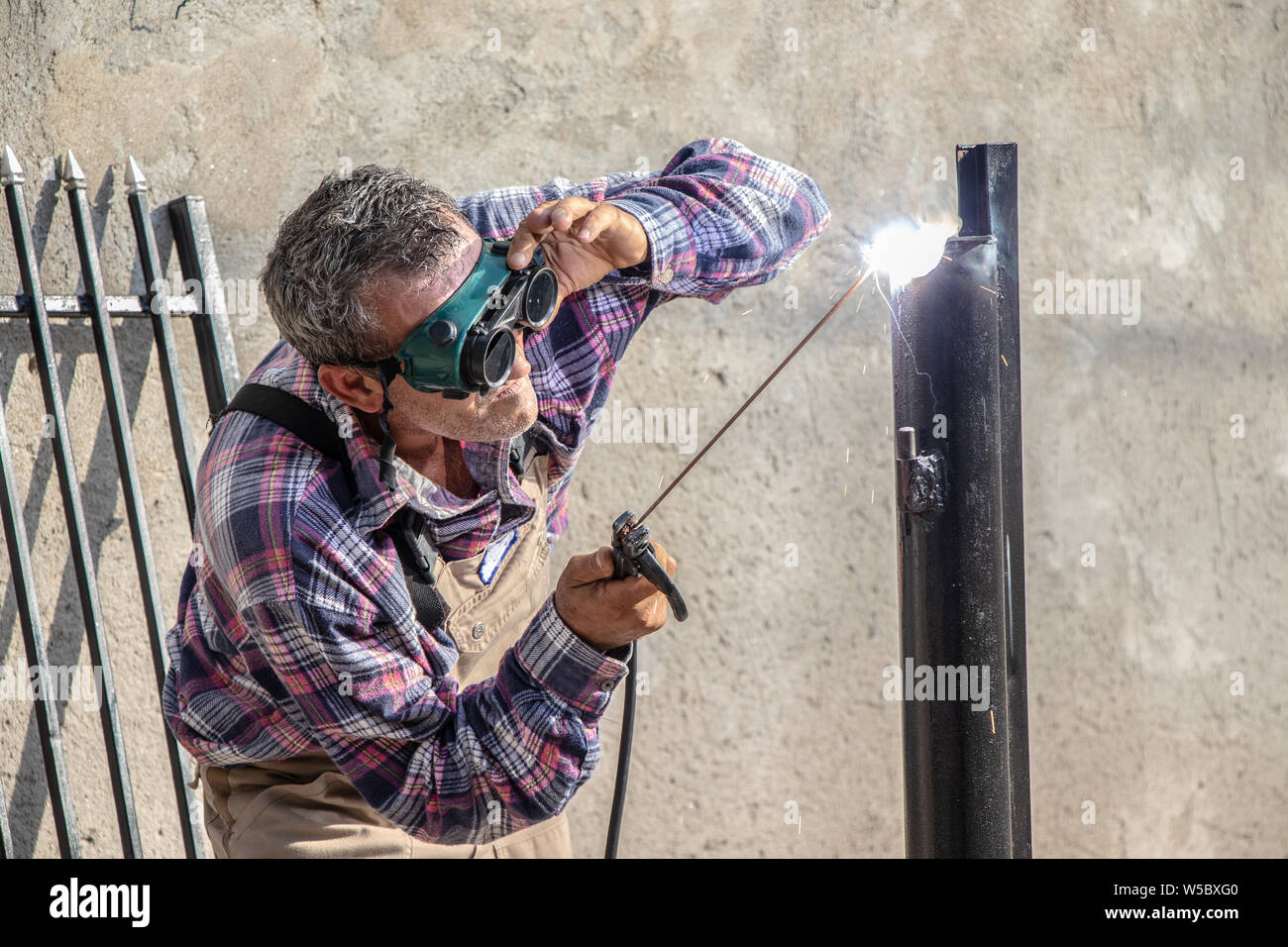 Welding and grinding unprotected Stock Photo - Alamy