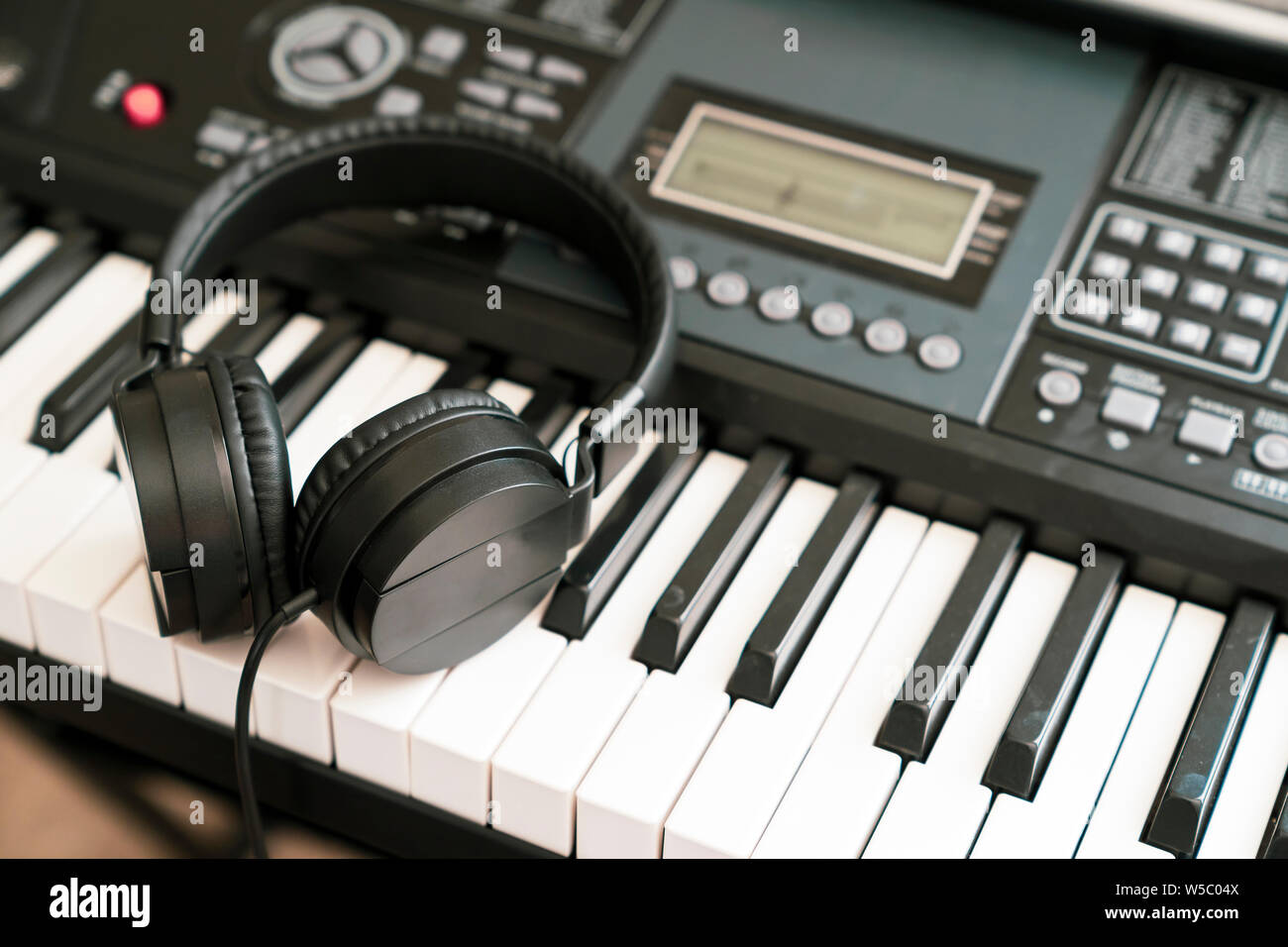 Synthesizer on stage hi-res stock photography and images - Alamy