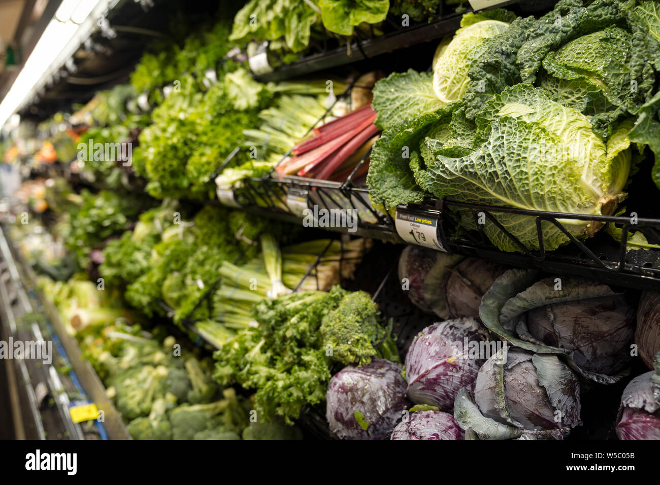 Fresh vegetables on shelf display in a supermarket Stock Photo - Alamy