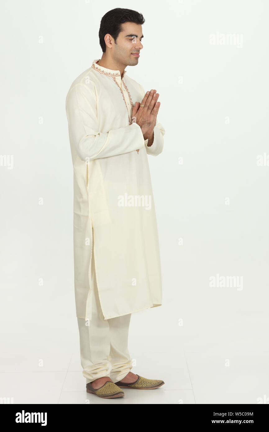 Side profile of a man praying Stock Photo - Alamy