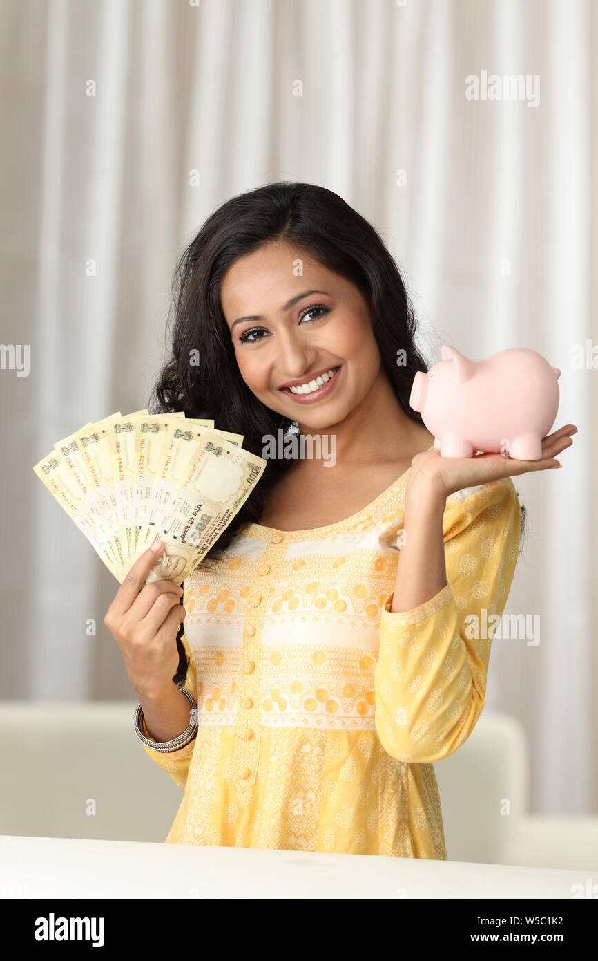 Five thousand rupees note hi-res stock photography and images - Alamy