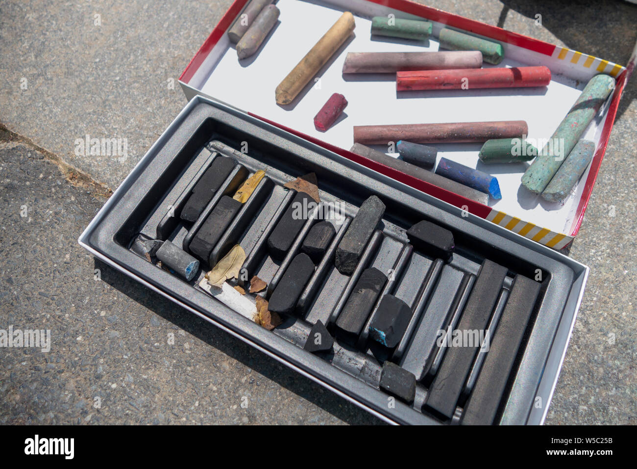 Open boxes hi-res stock photography and images - Alamy