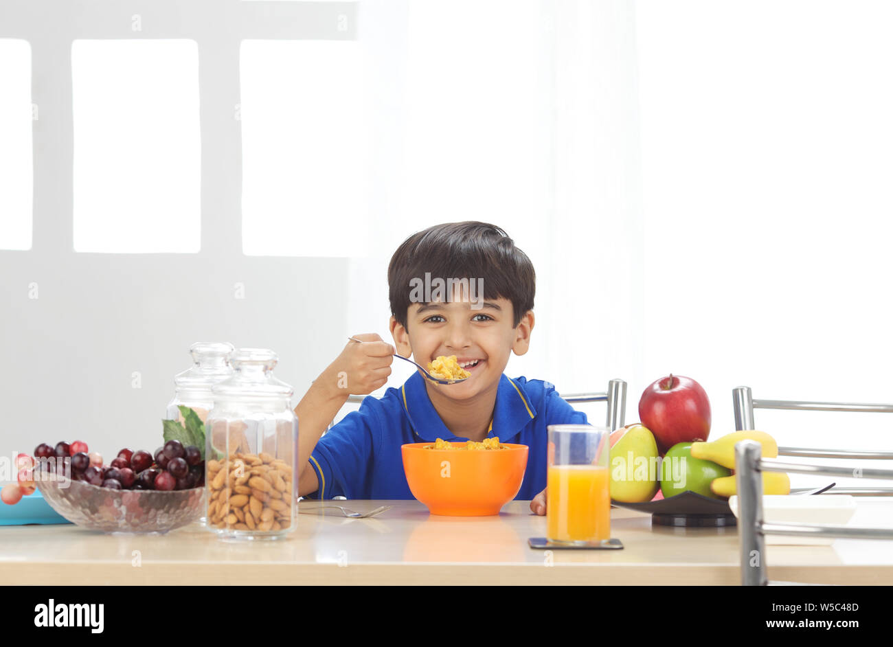 Boy eating cornflakes for breakfast hi-res stock photography and images ...