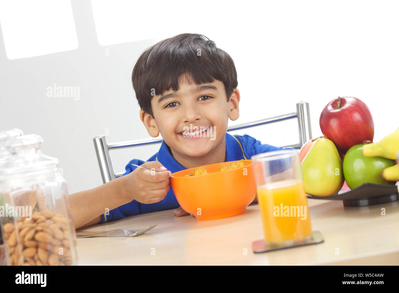 Boy eating cornflakes for breakfast hi-res stock photography and images ...