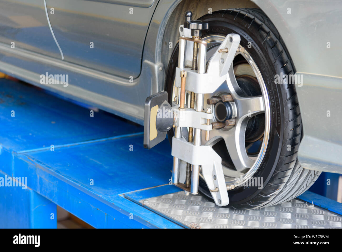 Wheel alignment stand hi-res stock photography and images - Alamy