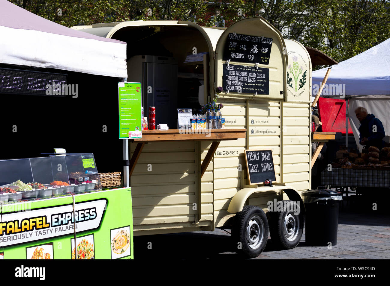 marketplace freshly baked jacket potato fast food van Stock Photo - Alamy