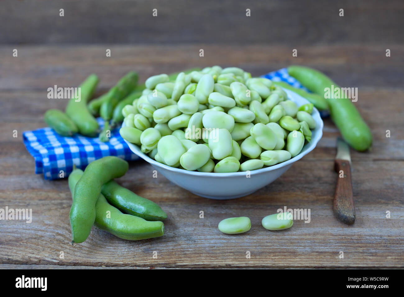 Fresh broad beans in a bowl Stock Photo - Alamy