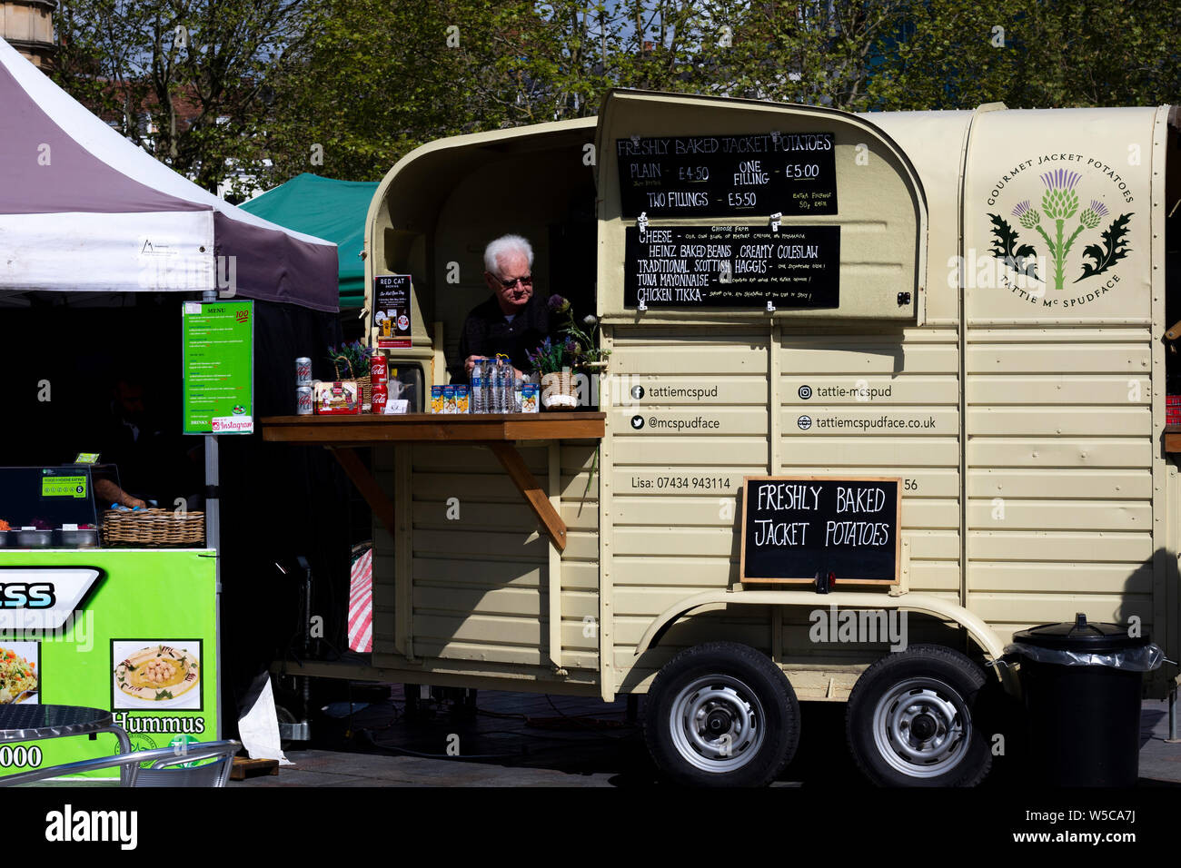 marketplace freshly baked jacket potato fast food van Stock Photo - Alamy