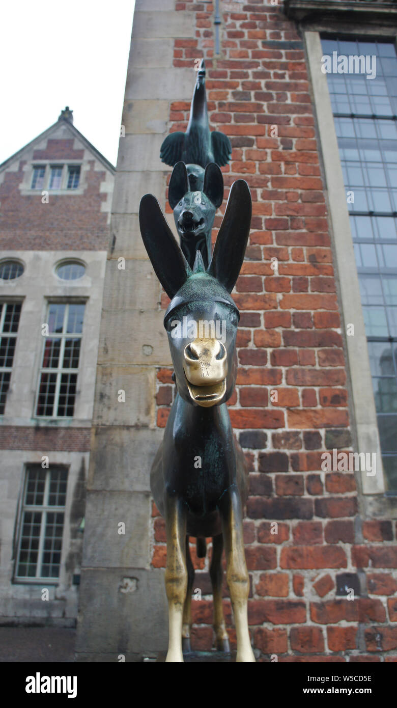 Front view of bronze statue of the Town Musicians of Bremen in old city ...
