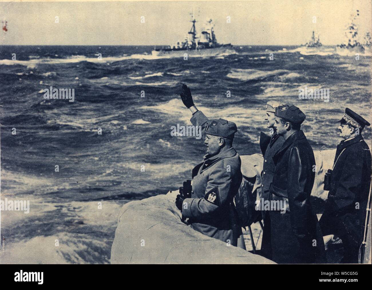 M. Mussolini passant en revue la flotte italienne au large de Tripoli ...