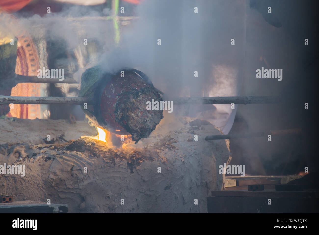 Gold poured molten hi-res stock photography and images - Alamy