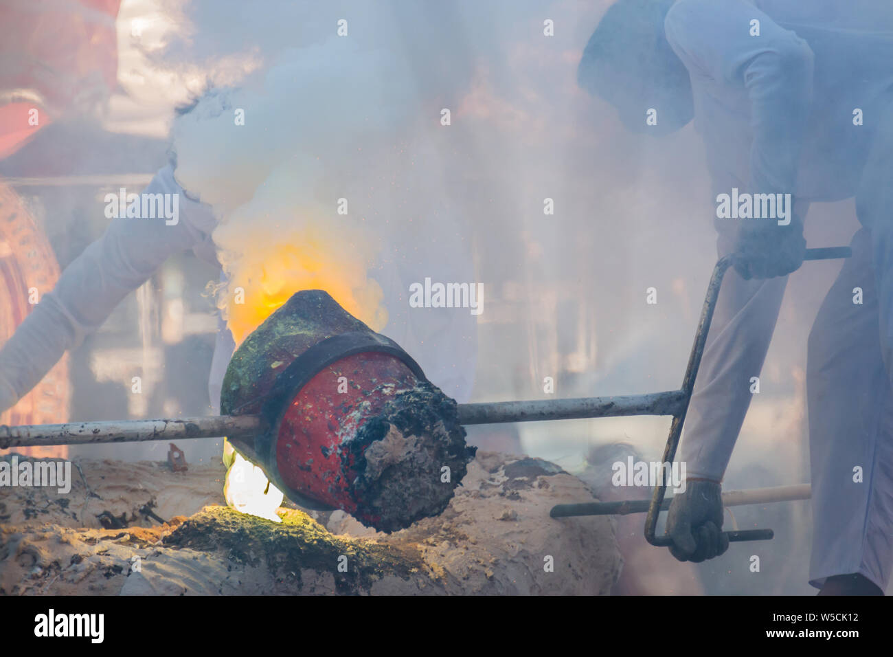 Gold poured molten hi-res stock photography and images - Alamy