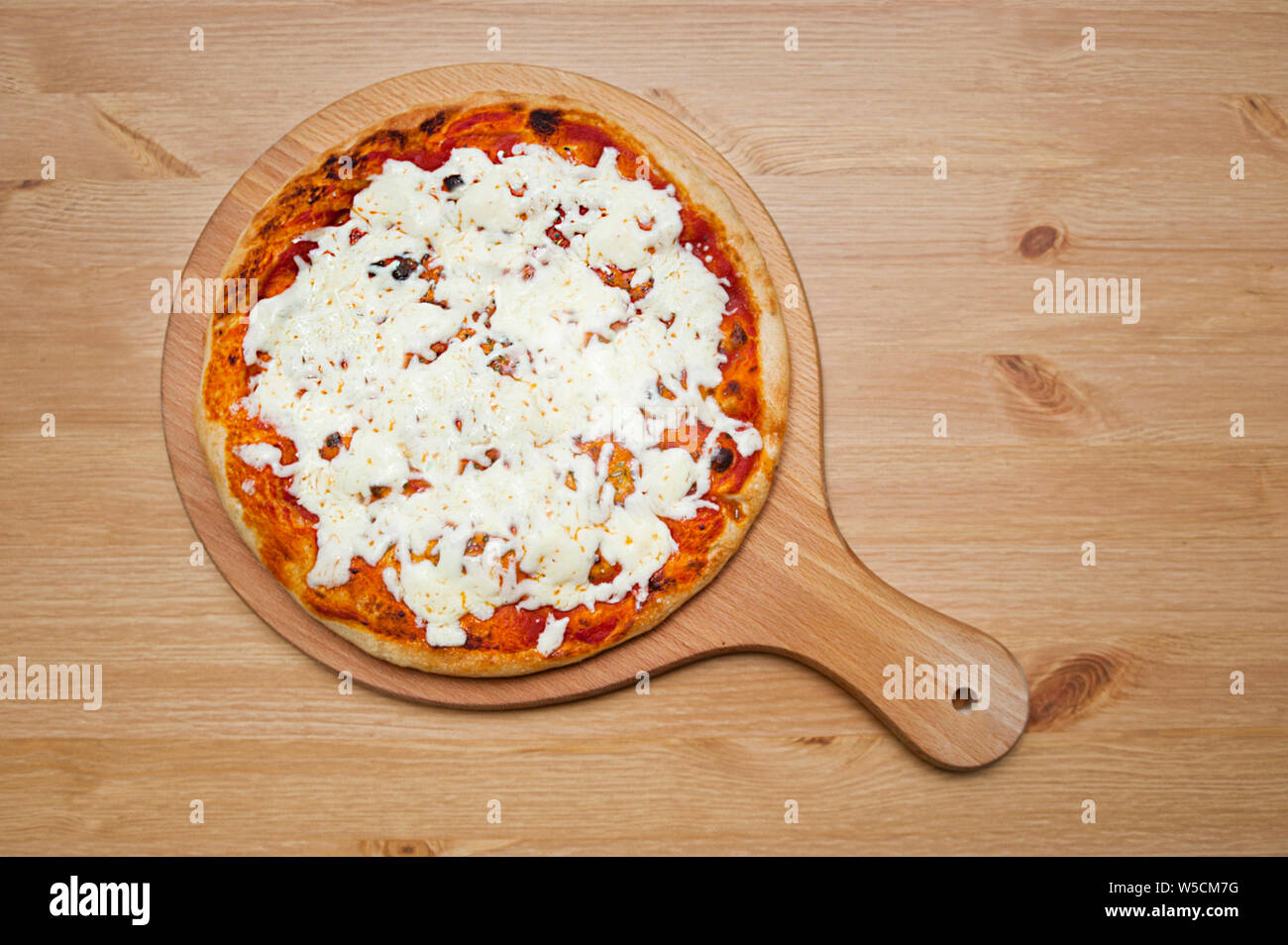 Pizza on serving tray hi-res stock photography and images - Alamy