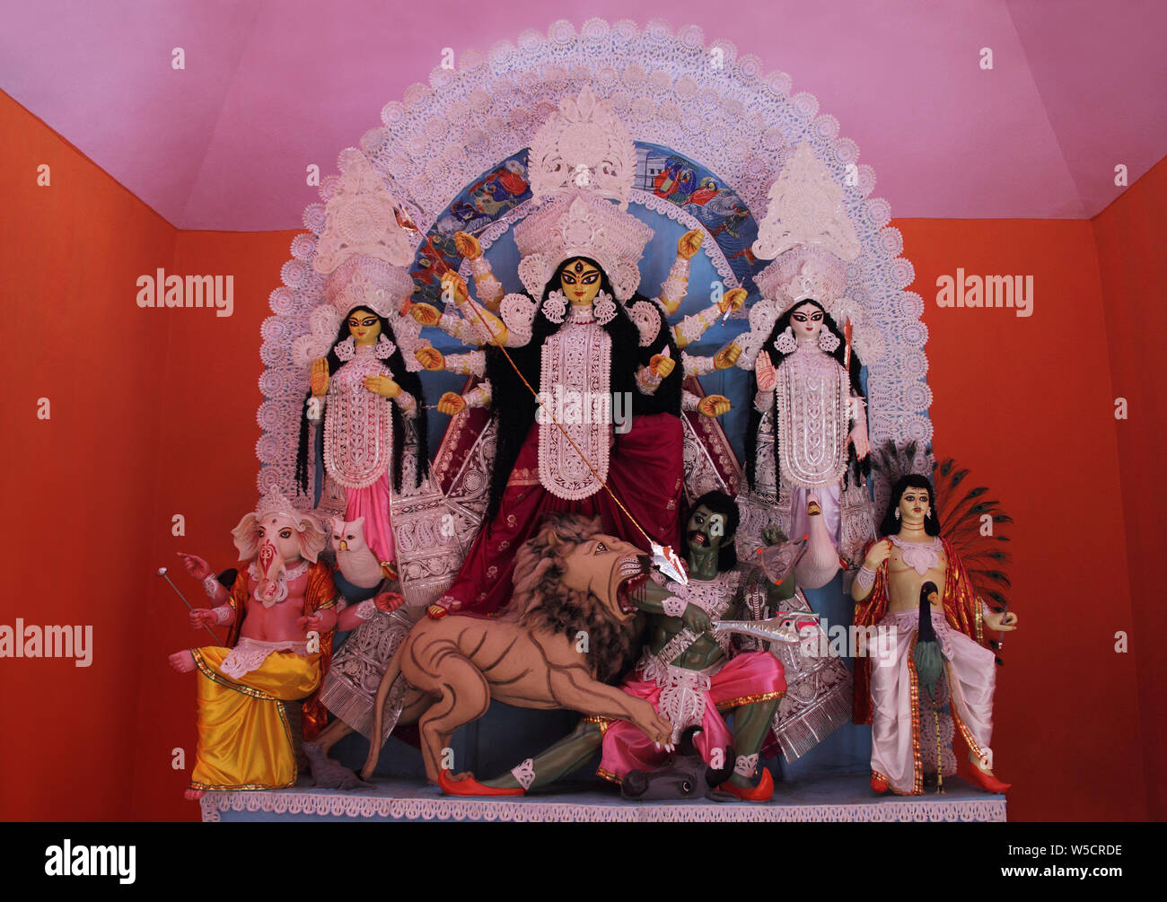 Statue goddess durga in pandal hi-res stock photography and images - Alamy