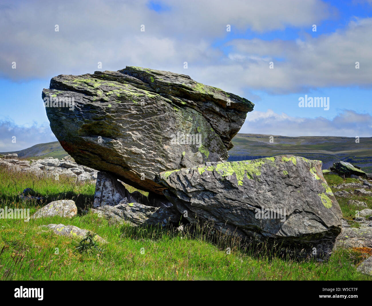 Norber erratics hi-res stock photography and images - Alamy