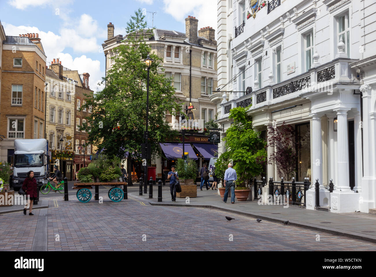 pedestrians on city of london street Stock Photo - Alamy