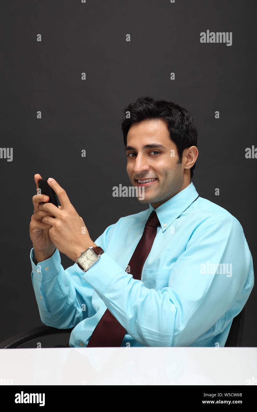 Office worker wasting time phone hi-res stock photography and images ...