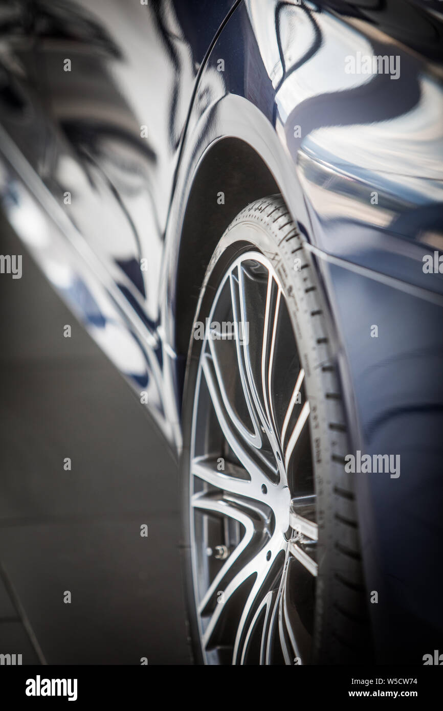 Close up shot of a car wheel with shiny rim Stock Photo - Alamy