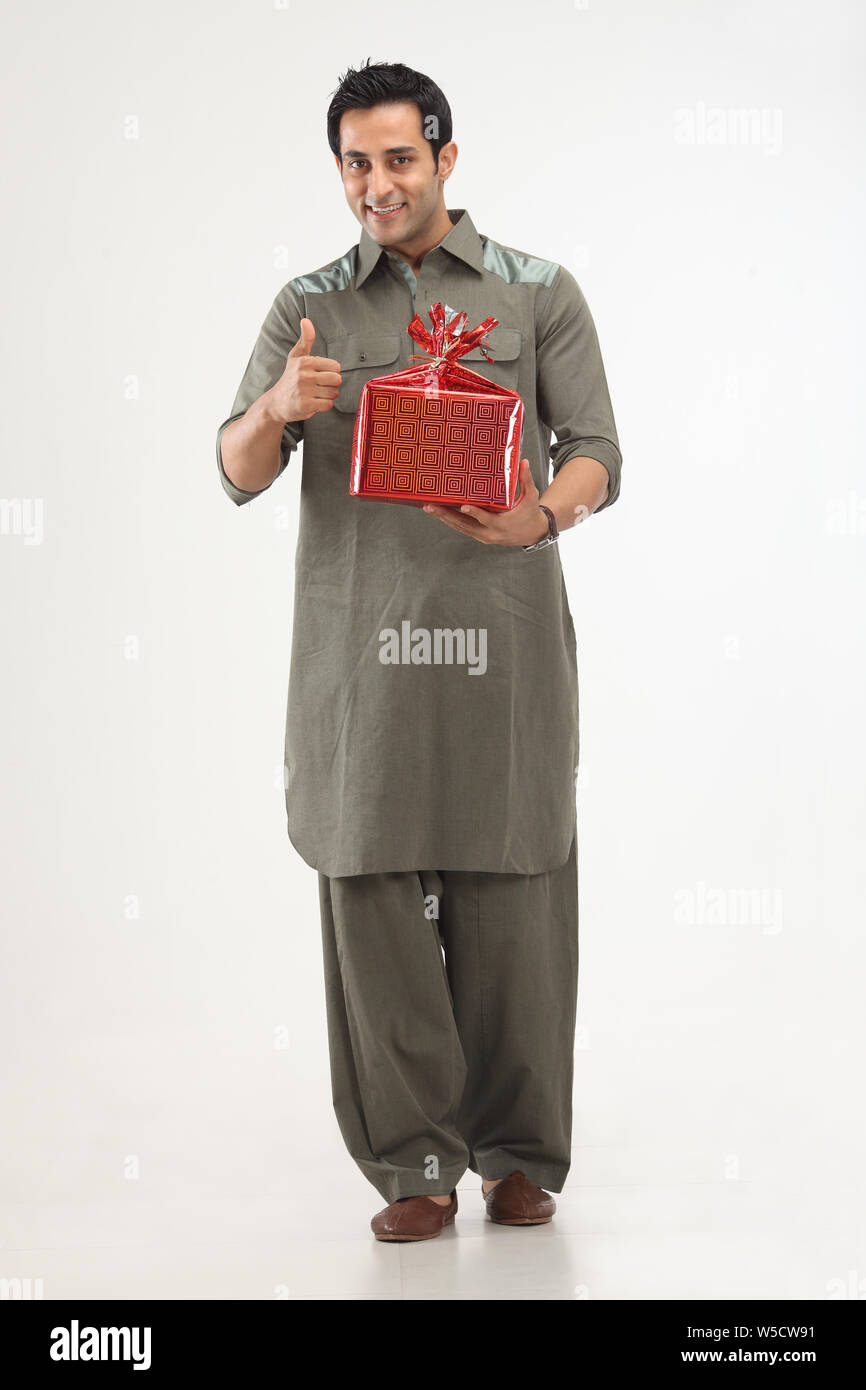 Muslim man holding gift box hi-res stock photography and images - Alamy