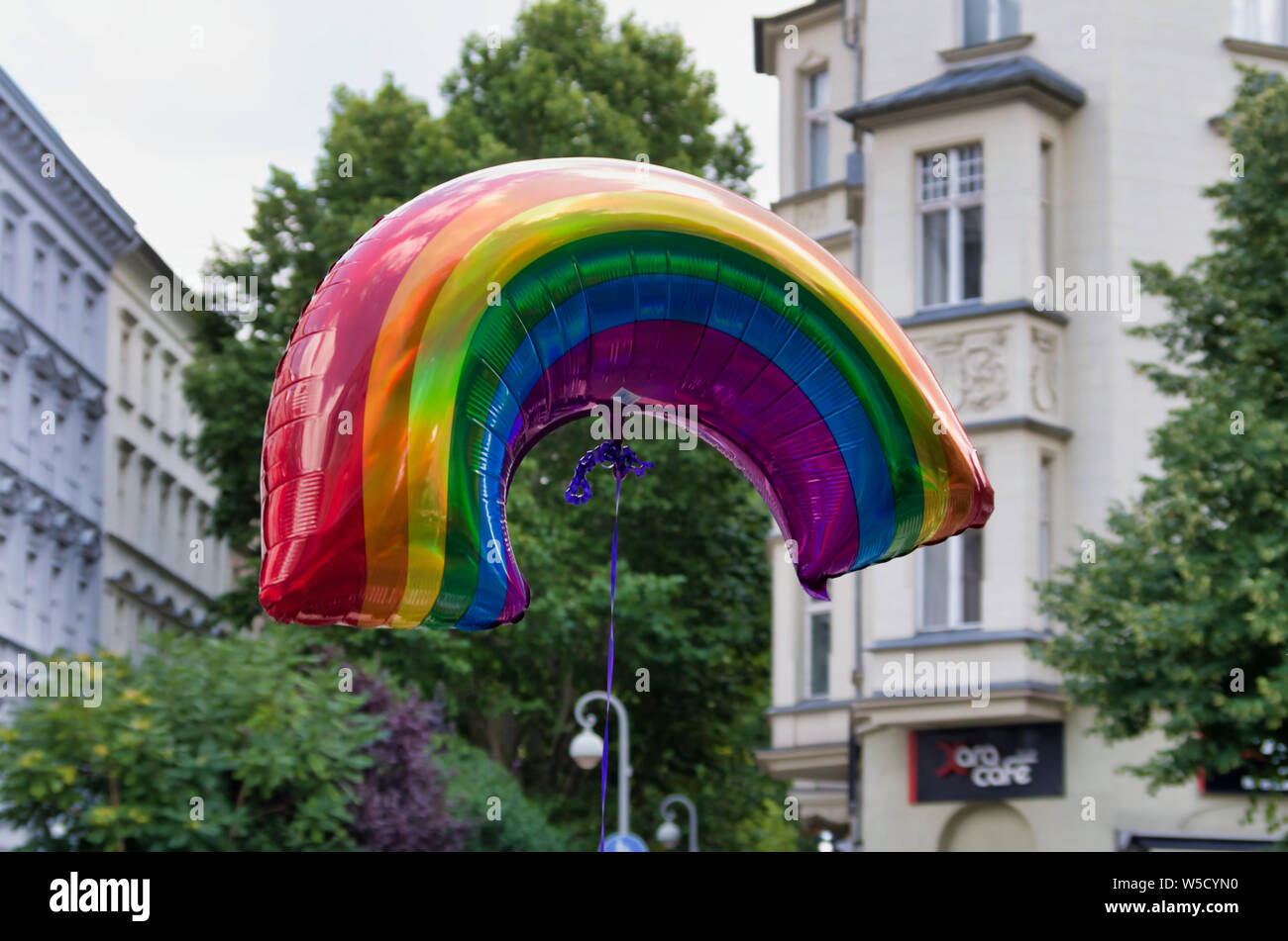 Hanging on building hi-res stock photography and images - Alamy