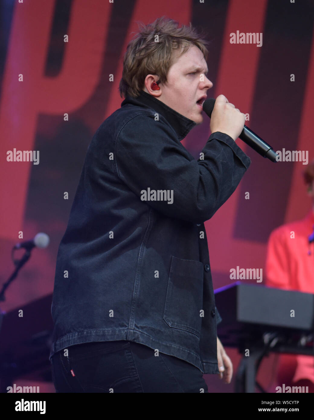 Lewis capaldi someone you loved hi-res stock photography and images - Alamy