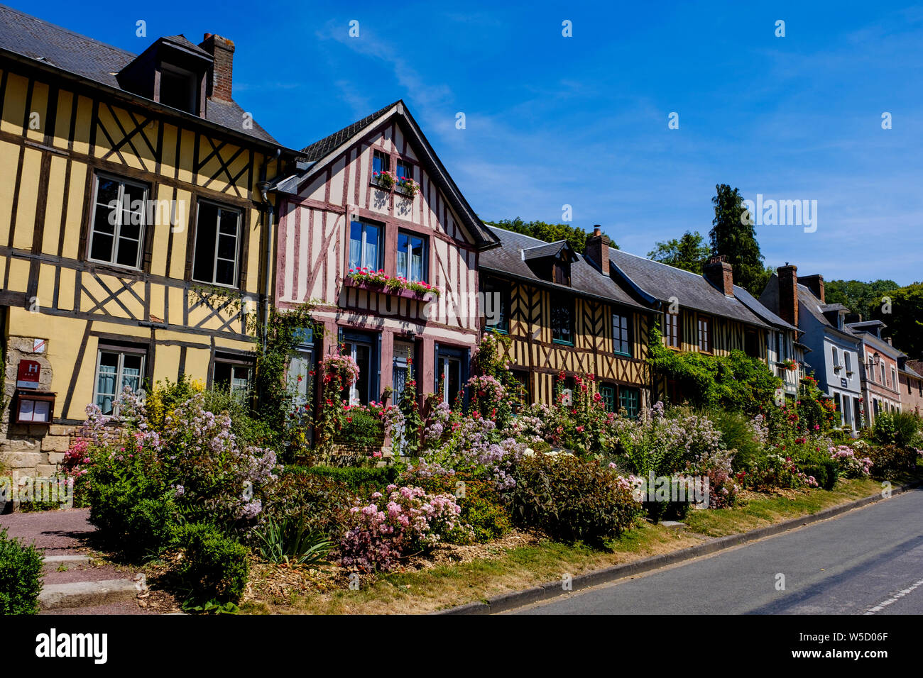 Street view in the village of Le Bec-Hellouin, Normandy, France Stock ...