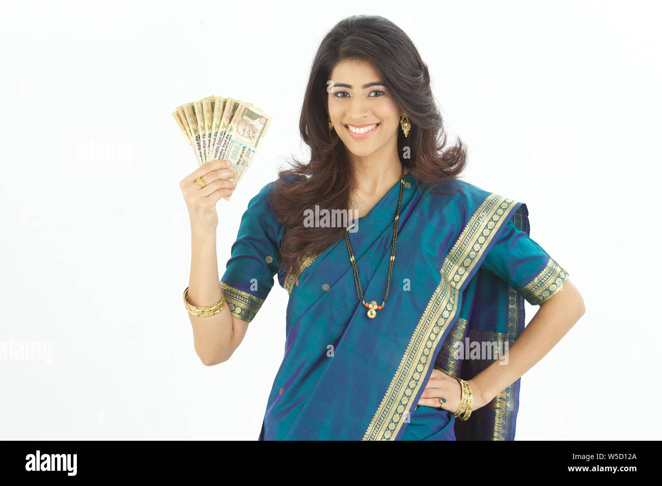 Woman showing five hundred rupees banknote and smiling Stock Photo - Alamy