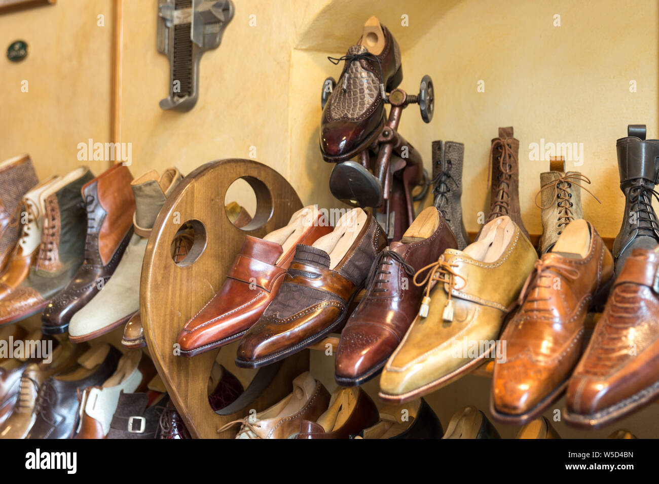 Handmade mens shoe hi-res stock photography and images - Alamy