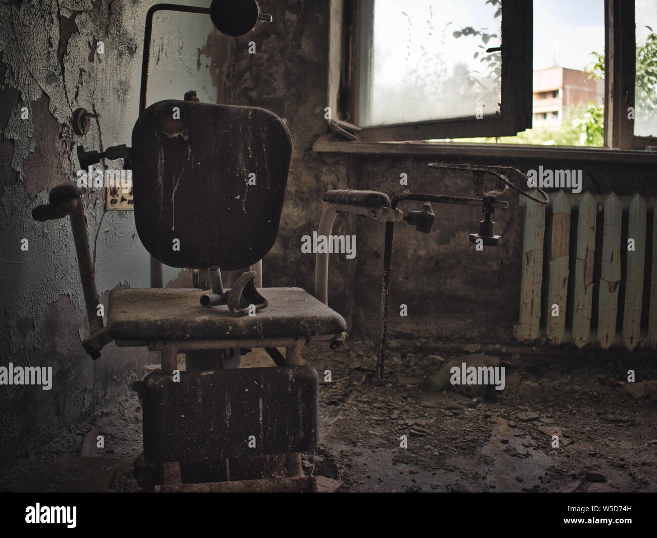 Old dental chair hi-res stock photography and images - Alamy