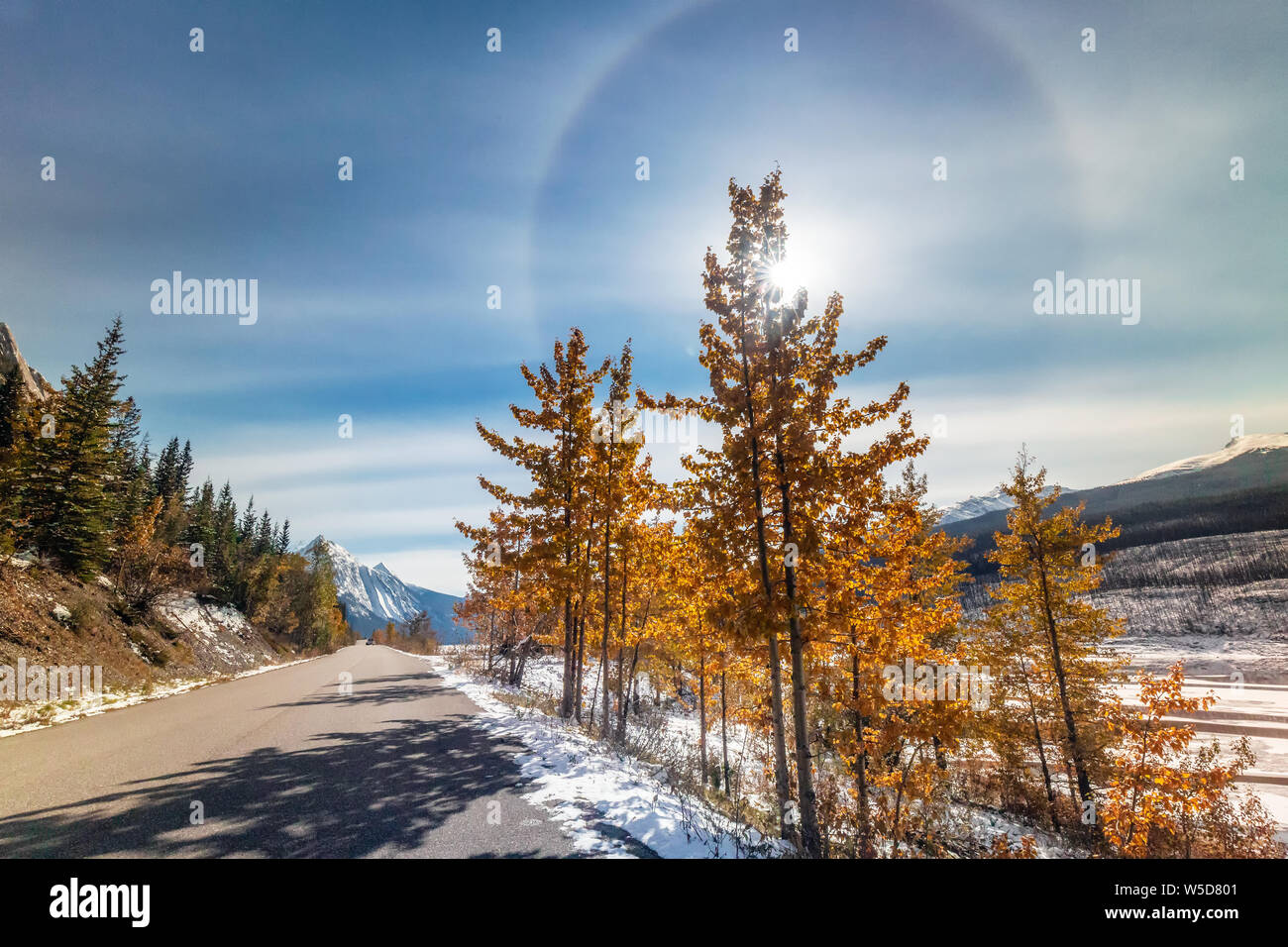 Halo effect near Pyramid Lake with mountains reflection at Jasper ...