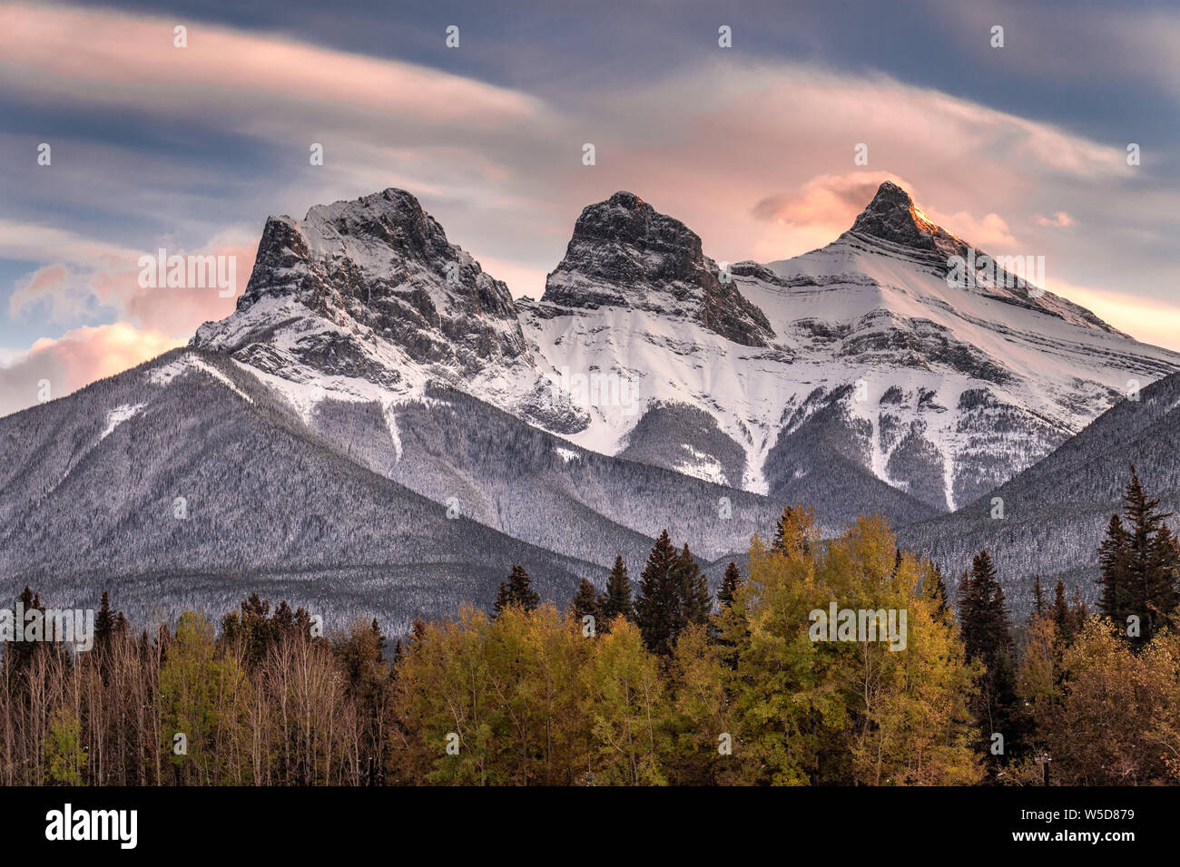 The three sisters mountain peaks at sunrise hi-res stock photography and images - Alamy