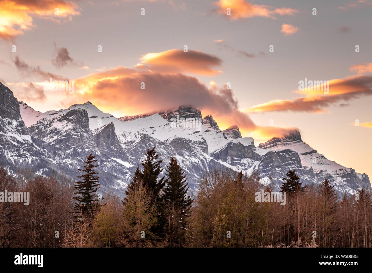 The three sisters mountain peaks at sunrise hi-res stock photography ...