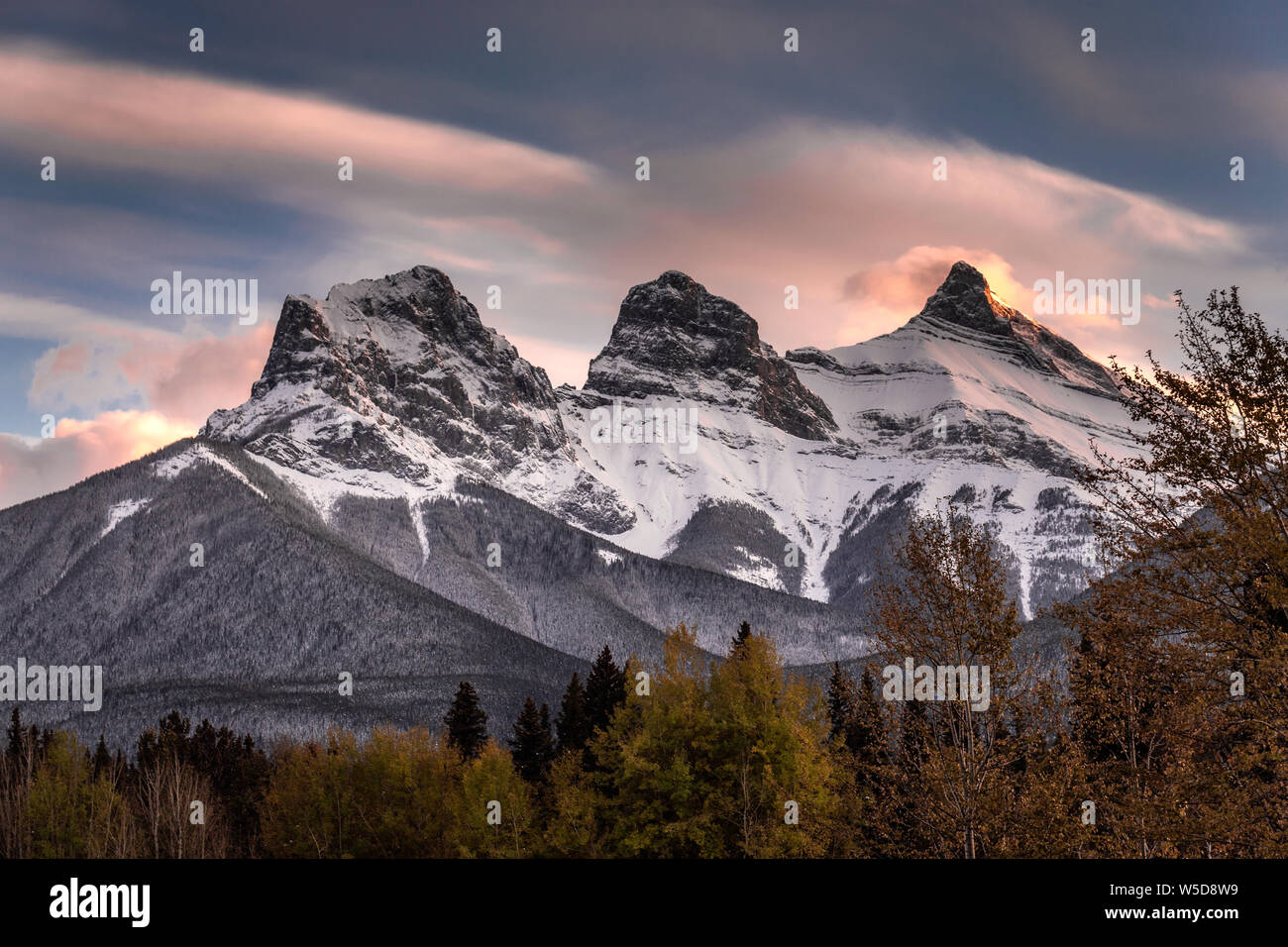 The three sisters mountain peaks at sunrise hi-res stock photography and images - Alamy