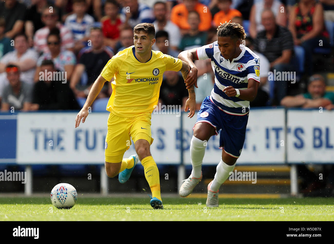Chelsea's Christian Pulisic (left) and Reading's Danny Loader battle ...